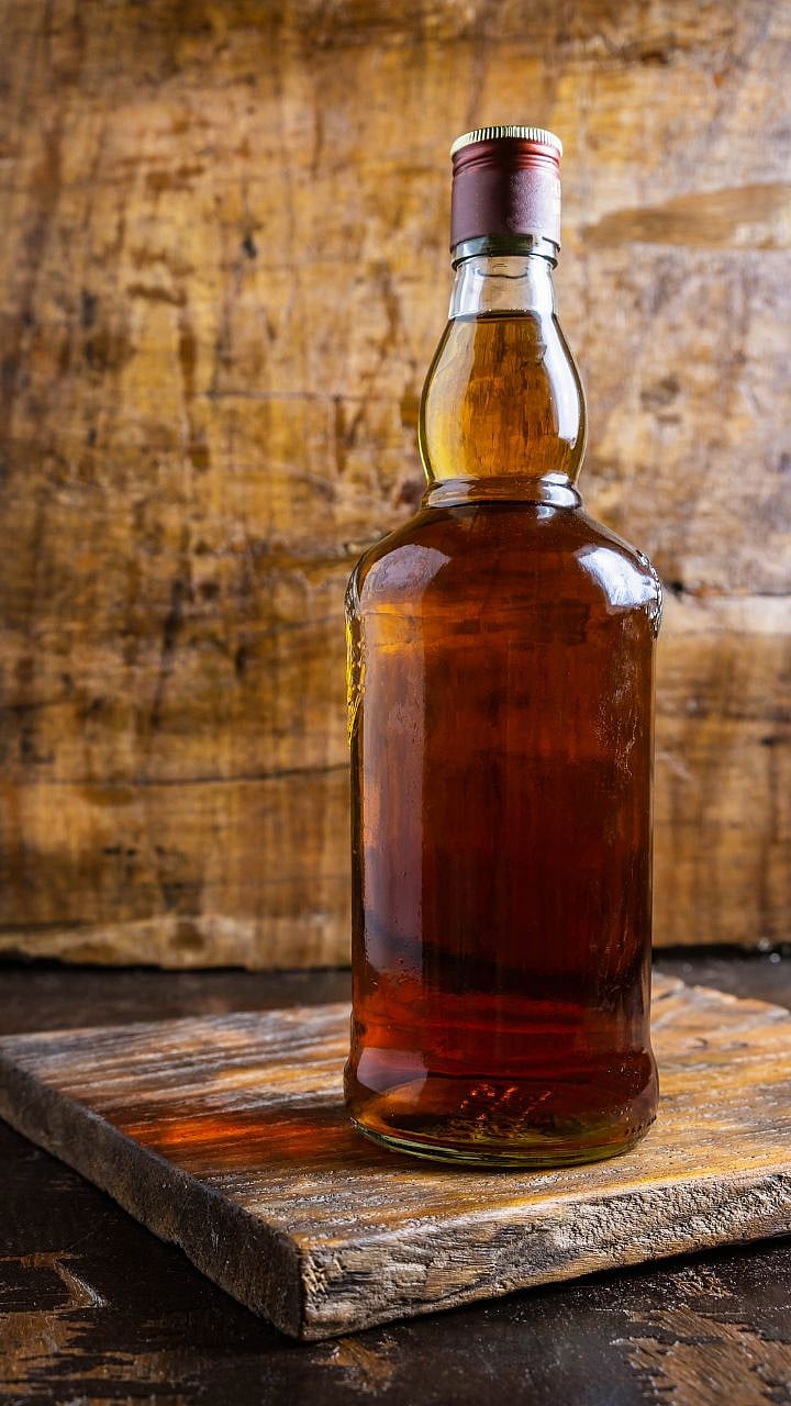 दारूच्या एका बाटलीत १ लिटर दारू का नसते? 'हे' आहे इंटरेस्टींग कारण ...