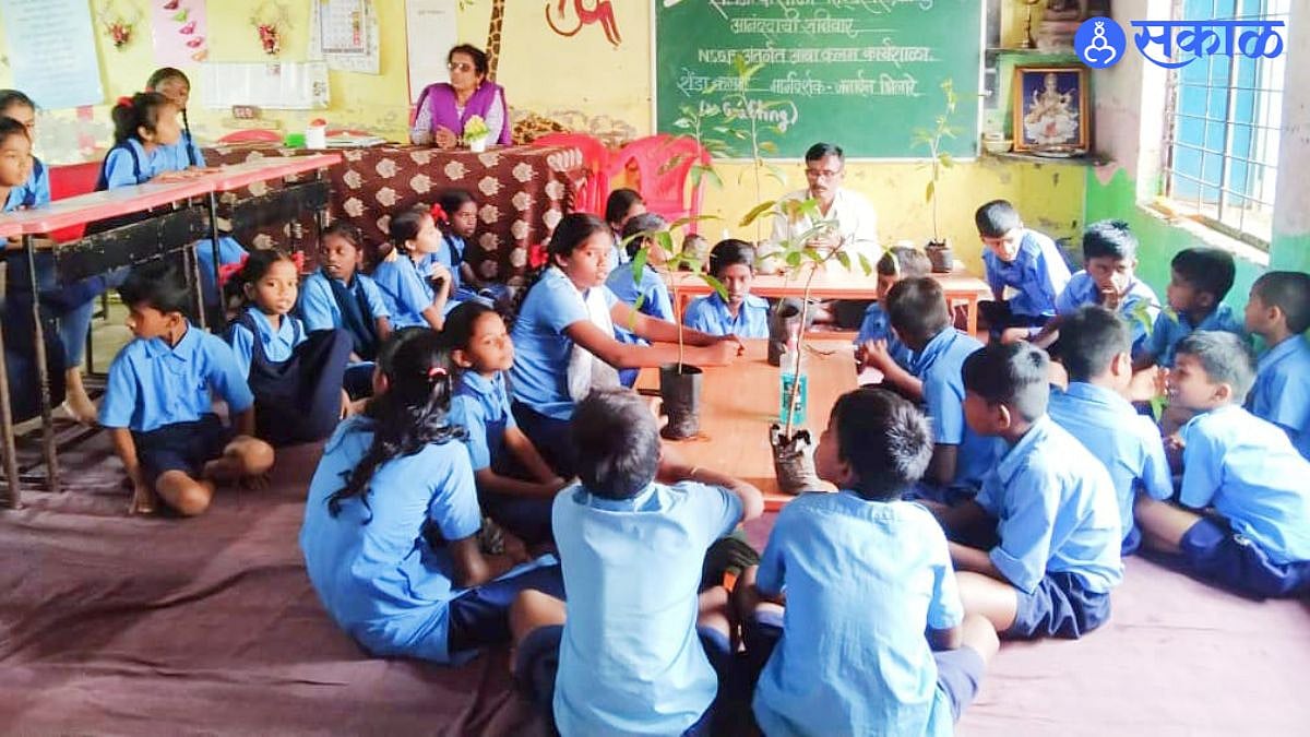 Students at Raigad ZP School master mango grafting along with academic ...