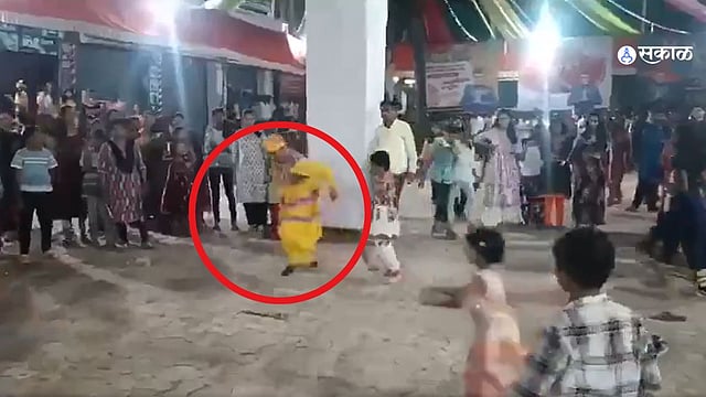 Video Viral: हृदयद्रावक प्रसंग! पुण्यात गरबा खेळता-खेळता जमिनीवर कोसळले ...