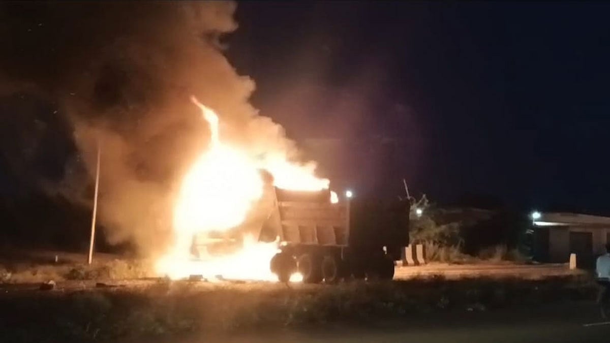 Indapur Accident : इंदापूर बारामती मार्गावर ट्रक आणि हायवाचा अपघात ...