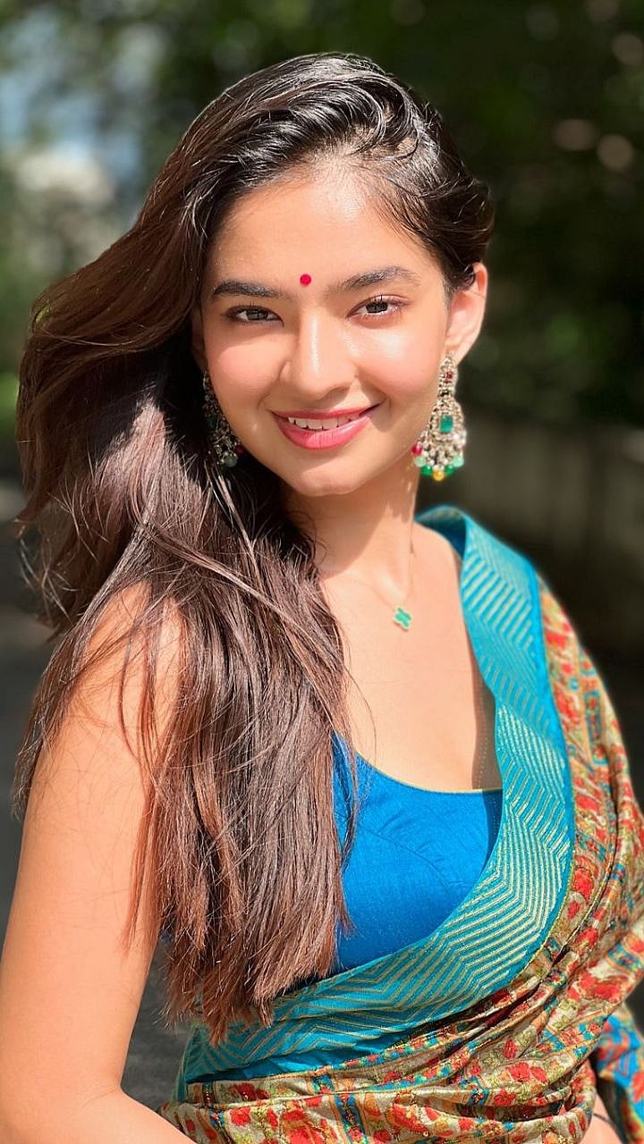 कानात झुमके, कपाळावर बिंदी अन् हलकासा मेकअप..; सिल्क साडीत अभिनेत्रीचा ...