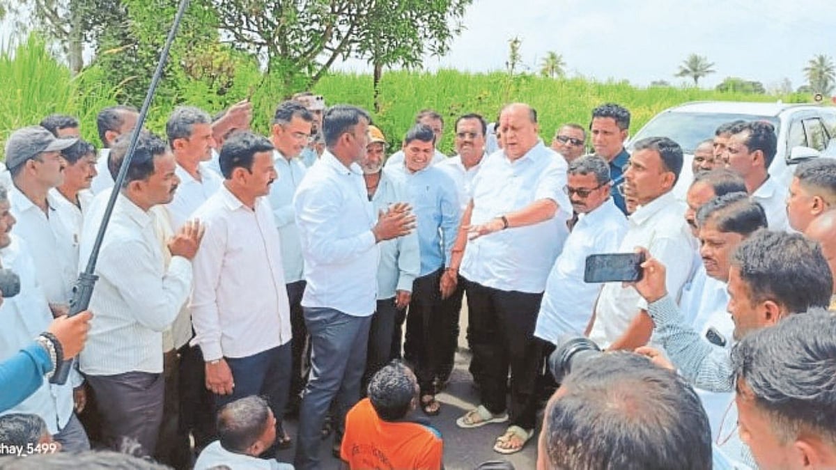 एकोंडीत शेतकऱ्यांनी अडविला मुश्रीफांच्या गाड्यांचा ताफा; पालकमंत्री ...