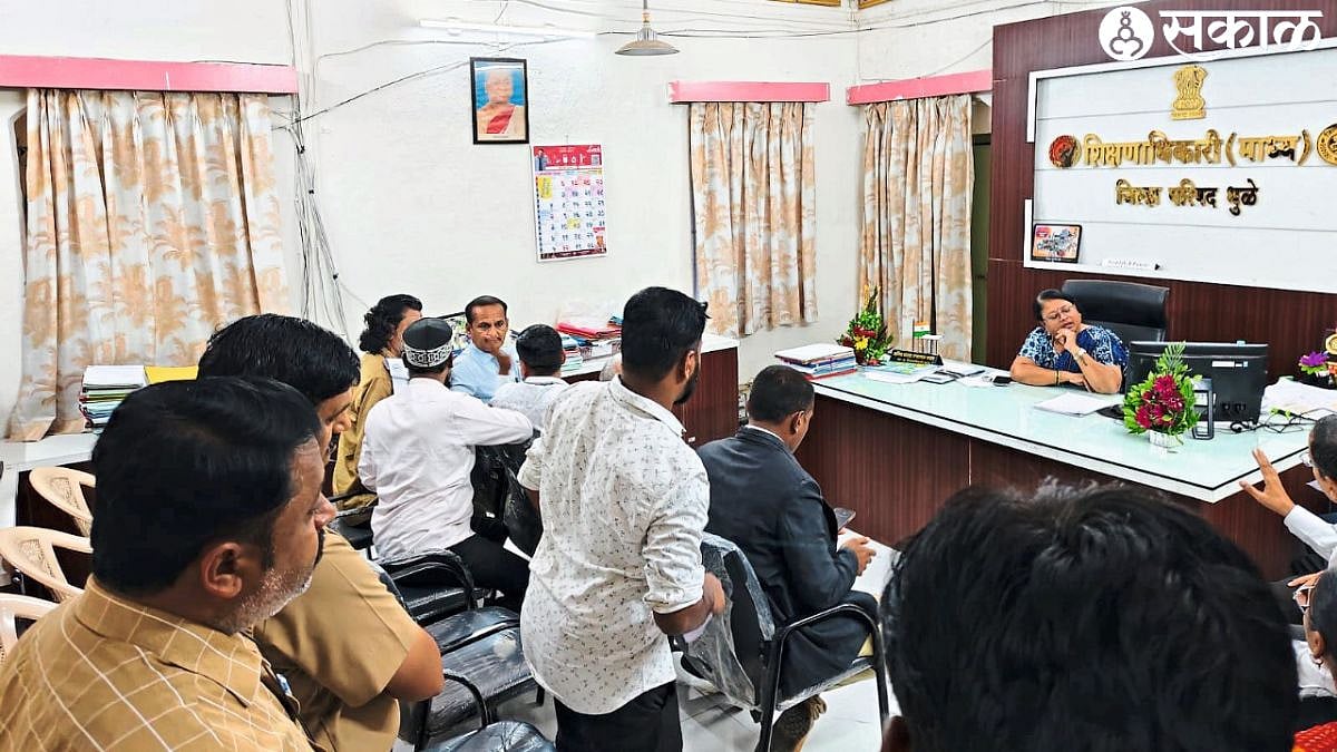 Dhule News : धुळे शिक्षणाधिकाऱ्यांच्या खुर्ची जप्तीचा आदेश ...