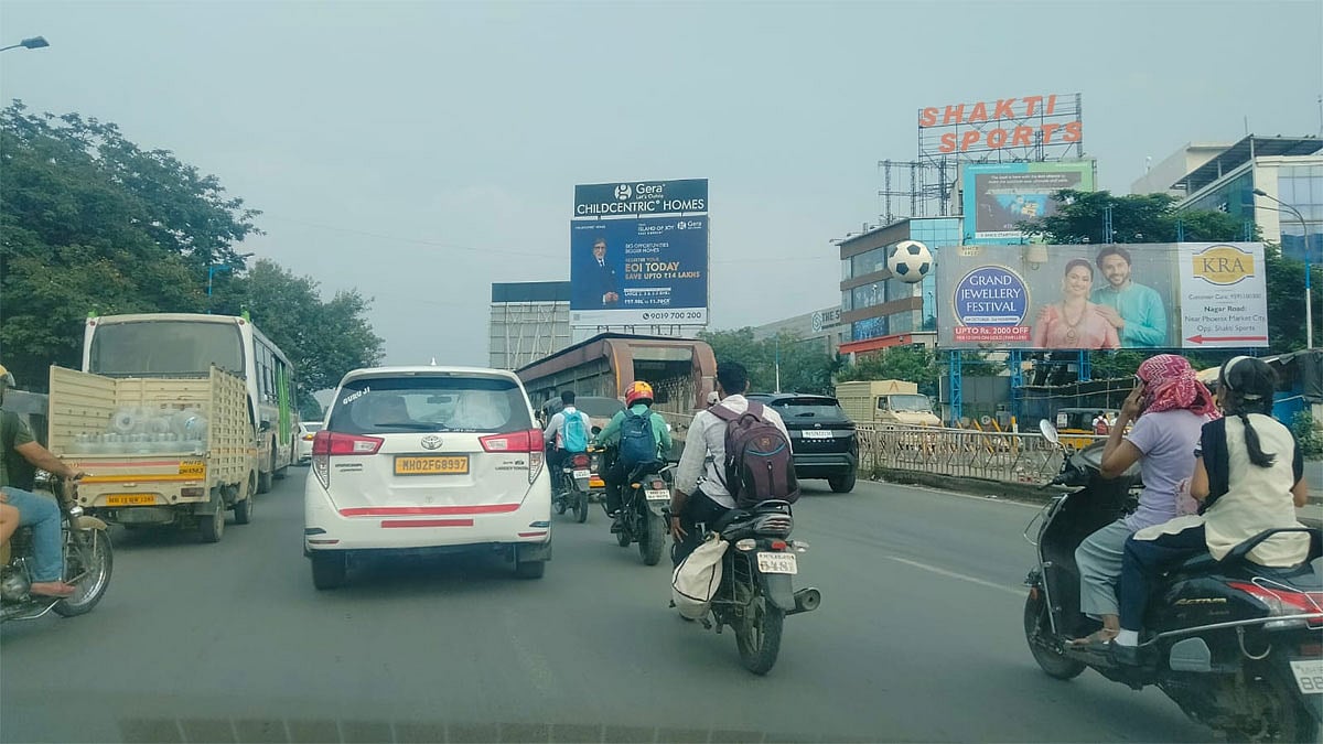 BRT Bus Stop : बीआरटी काढली, थांबे मात्र जाग्यावरच; वाहतुकीला होतोय ...