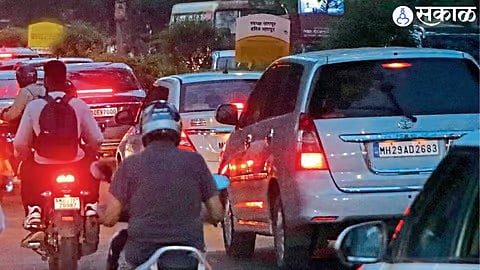 Pune Manchar : पुणे नाशिक राष्ट्रीय महामार्गावर ऐन दिवाळीत मंचरजवळ ...