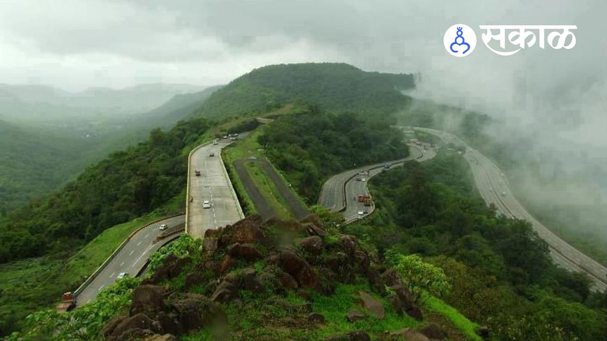 साखरपुड्यासाठी निघालेल्या आरामबसमधून नवरदेवाच्या कपड्यांसह ...