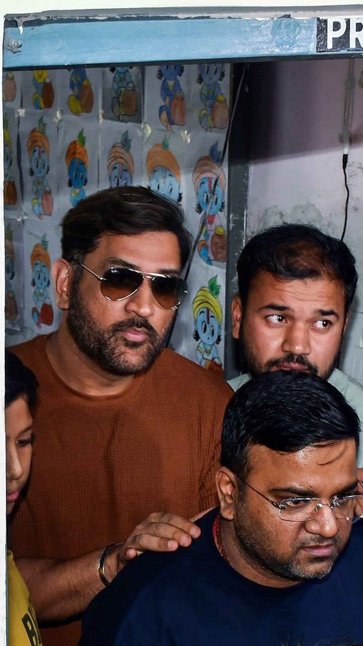 MS Dhoni ने पत्नी साक्षीसह रांचीमध्ये बजावला मतदानाचा हक्क; पाहा Photo ...