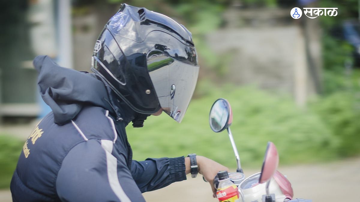 Helmet Use: हेल्मेट झालं सक्तीचं! दुचाकीवरील एकालाच नाही, तर दोघांनाही ...