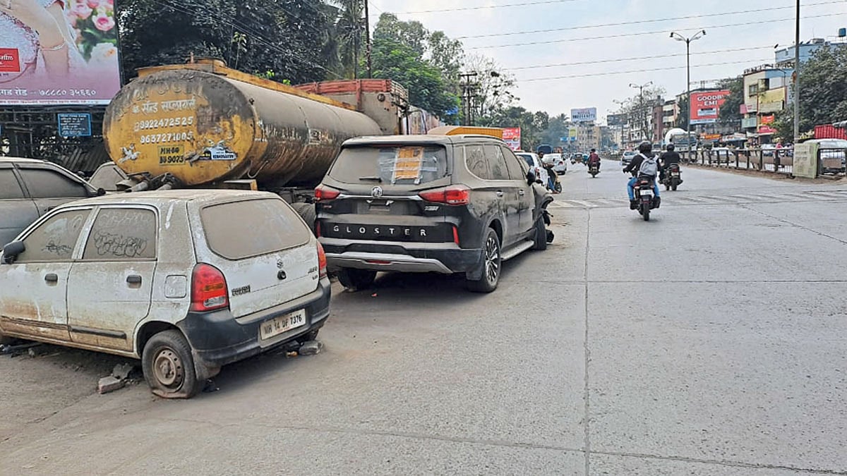 Police Vehicle Encroachment : सिंहगड रस्त्यावर पोलिसांच्या ताब्यातील ...