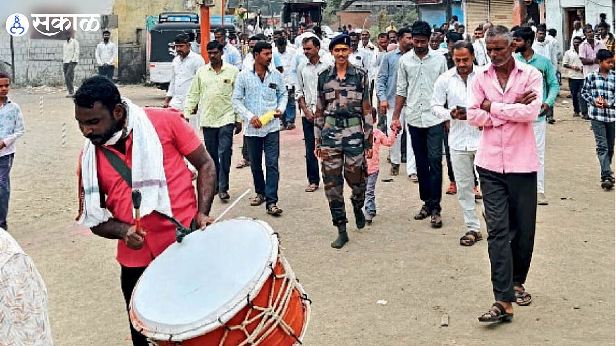 Beed : शेतकऱ्याचा मुलगा सैन्य दलात; गाढे पिंपळगावात ढोल-ताशांच्या गजरात ...