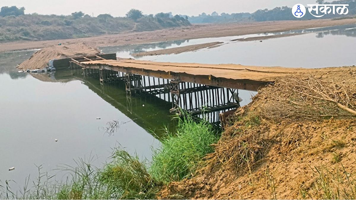 Sand mafia builds illegal bridge on Kolar River for smuggling ...