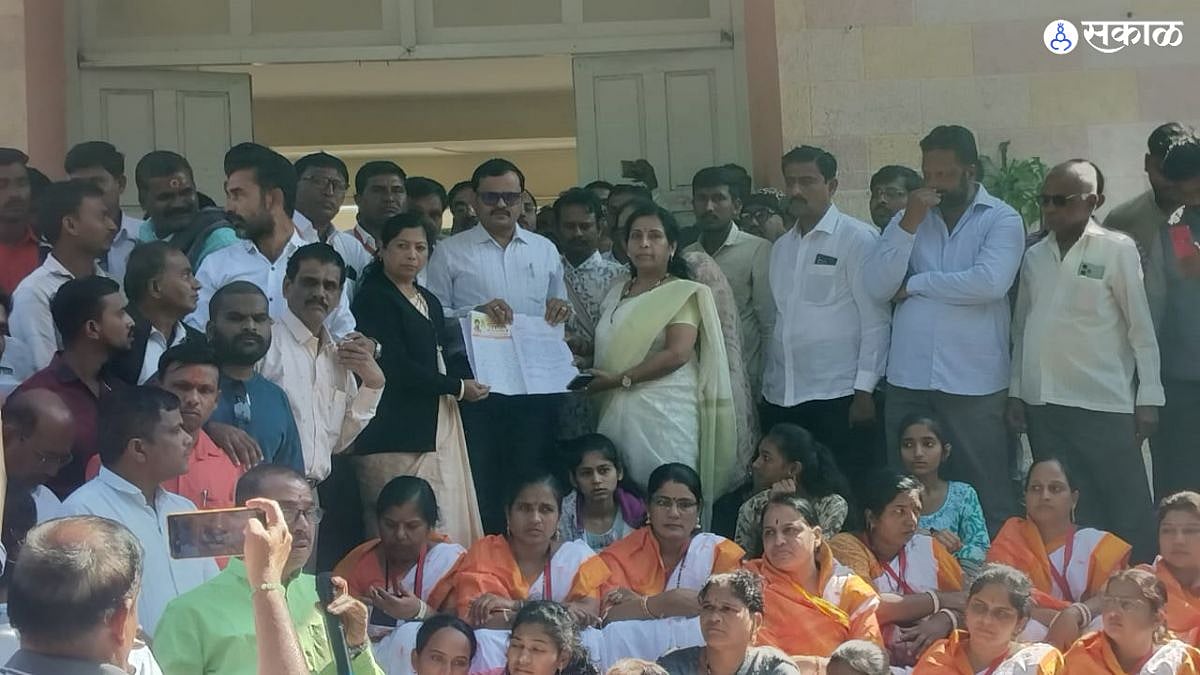 Ambad Harassment Case : अंबड शहरात तहसिल कार्यालयावर आक्रोश मोर्चा ...