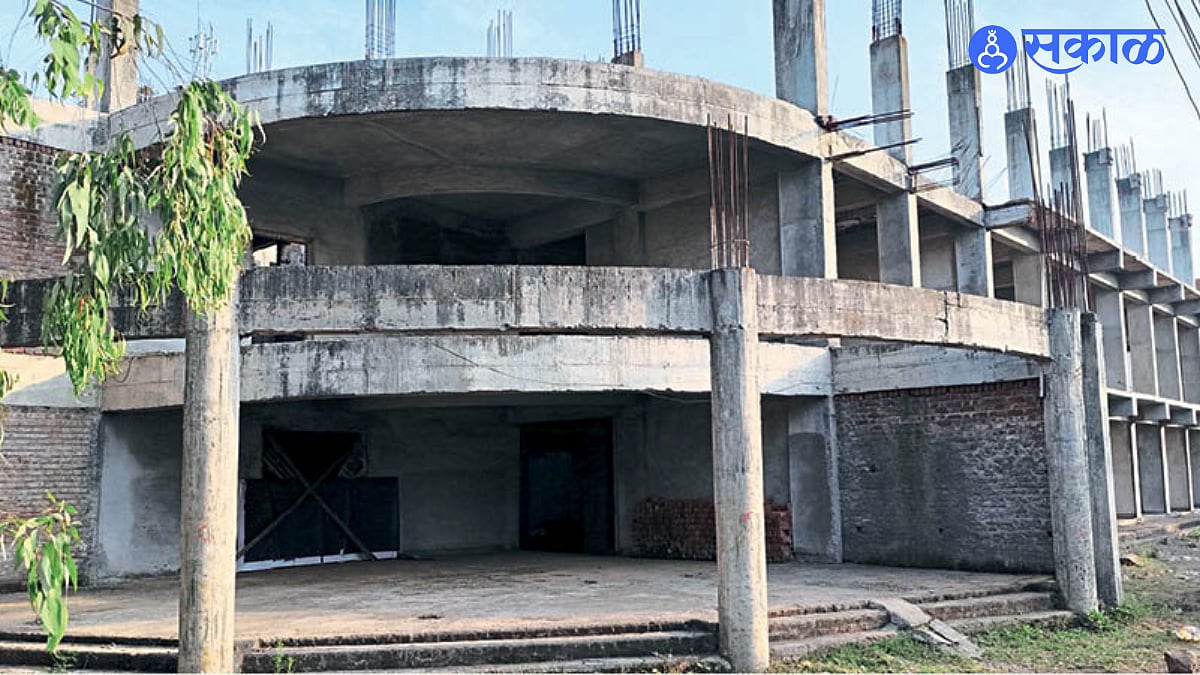 Umarga Municipal Building : पालिकेच्या इमारतीचे पाच वर्षांपासून भिजत ...