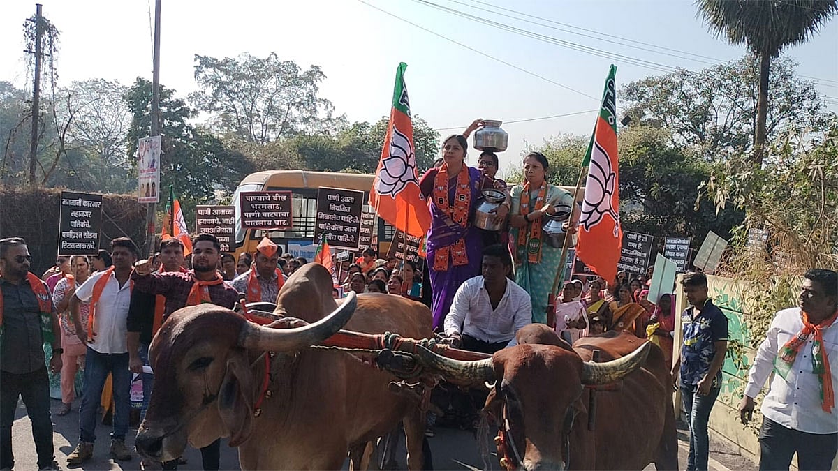 Dombivali News : बैलगाडीतून महिलांचा हंडा कळशी मोर्चा dombivali women ...