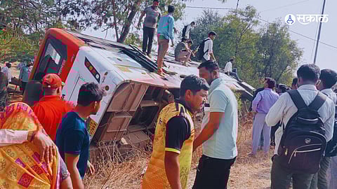 Solapur ST Bus Accident : ड्रायव्हरचे नियंत्रण सुटल्याने एसटी बस पलटी, 9 प्रवासी गंभीर जखमी