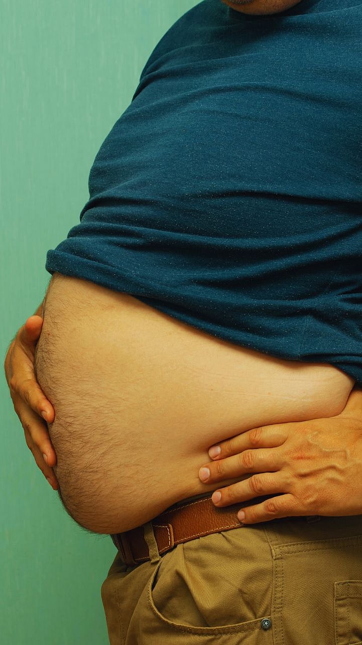 अचानक वजन वाढून पोट का सुटतं?