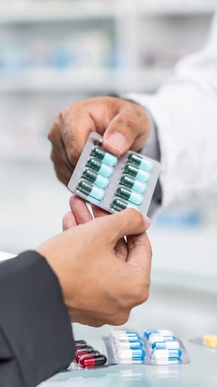 Painkiller Side Effects : जास्त प्रमाणात औषधांचं सेवन केल्यास आरोग्यावर ...