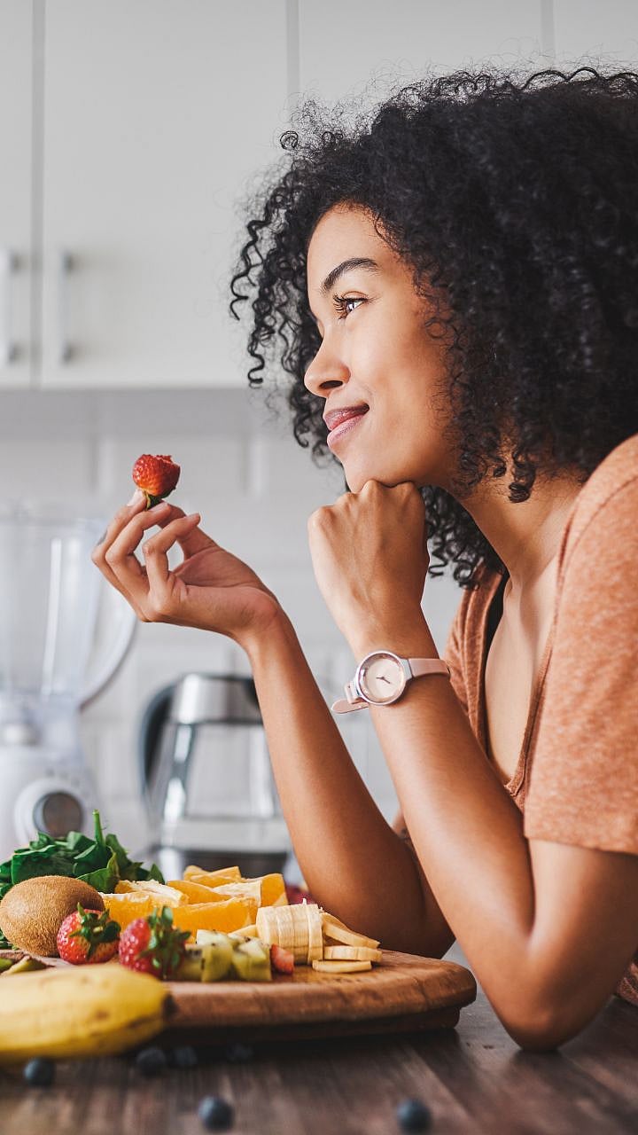 कोणत्या दिशेला बसून जेवण करावं? वाचा वास्तूशास्त्र काय सांगतं The Best ...