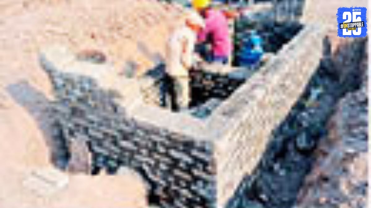 Nashik News : चेंबर बांधून खड्डे बुजविण्याच्या कामास सुरुवात|Work ...
