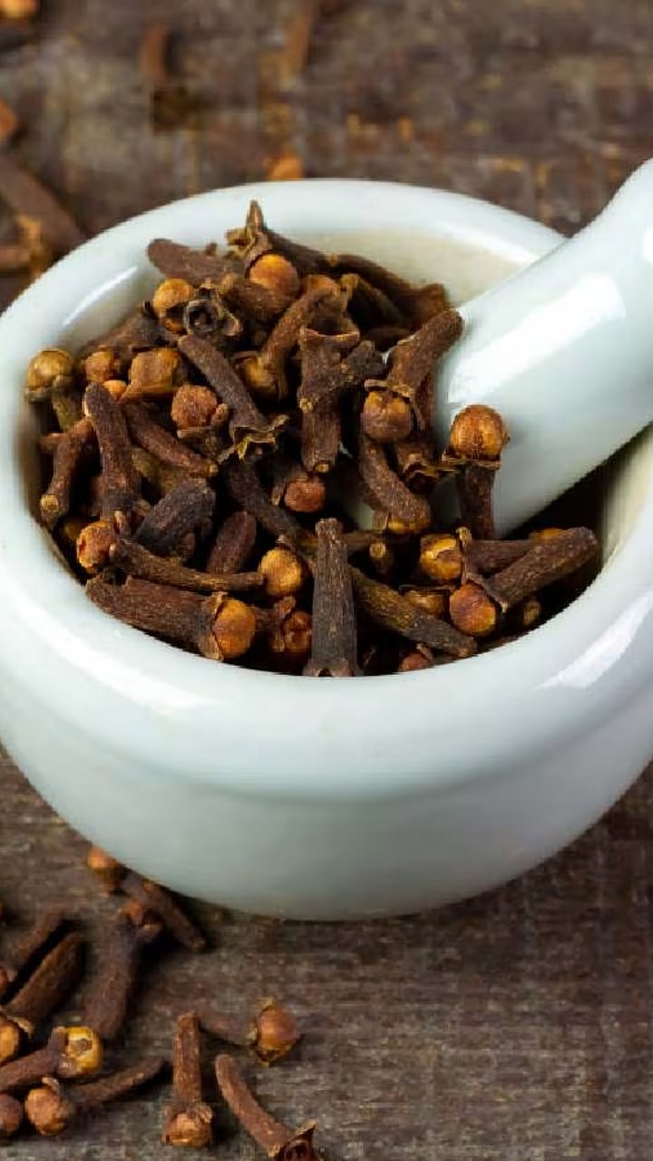 आयुर्वेद सांगतो लवंग खाण्याचे हे आश्चर्यकारक फायदे|Ayurveda Reveals ...