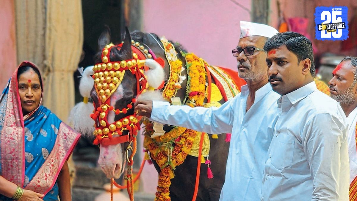 Pandharpur Wari : टाळ-मृदंगाच्या गजरात मानाचा अश्व निघाला वारीला ...