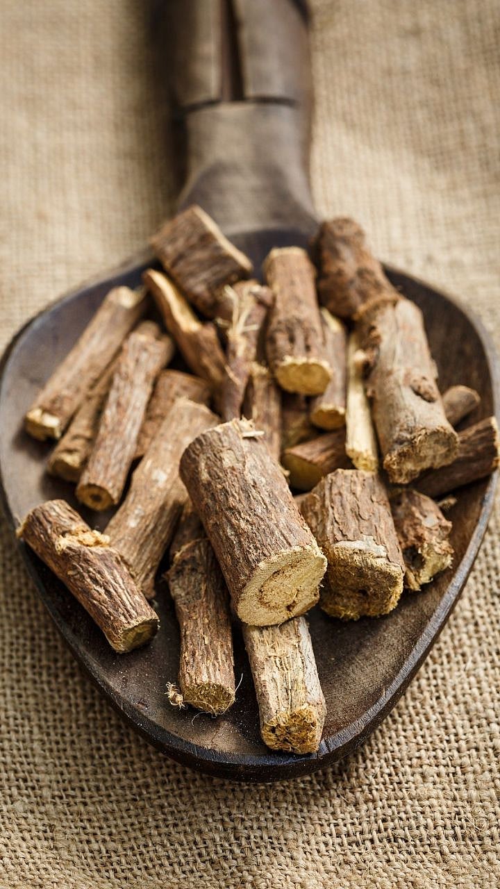 Licorice Benefits : श्वासाची समस्या आहे तर ज्येष्ठमध चघळून बघा|Licorice ...