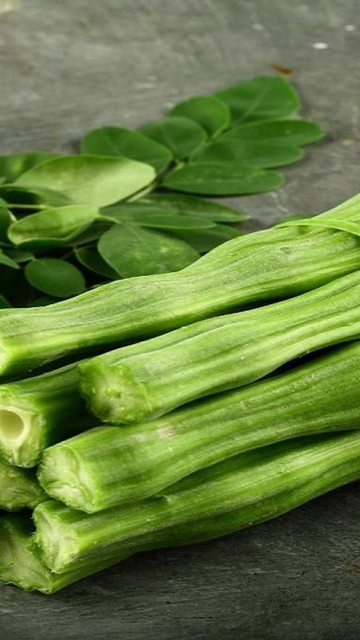 Eating Shevaga Shenga : शेवग्याच्या शेंगा कॅल्शियम आणि प्रथिनांनी ...