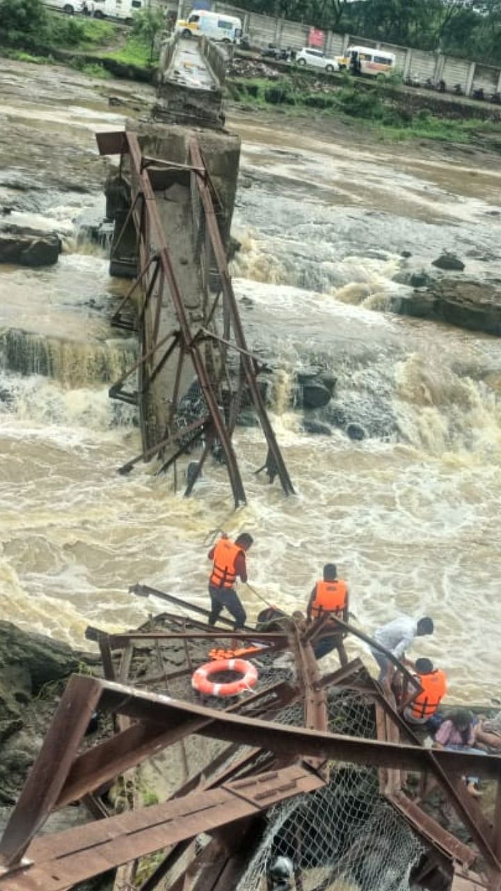 Indrayani River Bridge Collapses in Pune | इंद्रायणी नदीवरील पूल कोसळून ...
