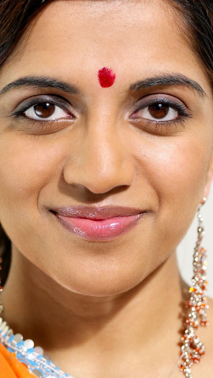 Benefits of Applying Red Kumkum on Forehead: Health, Energy & Tradition ...