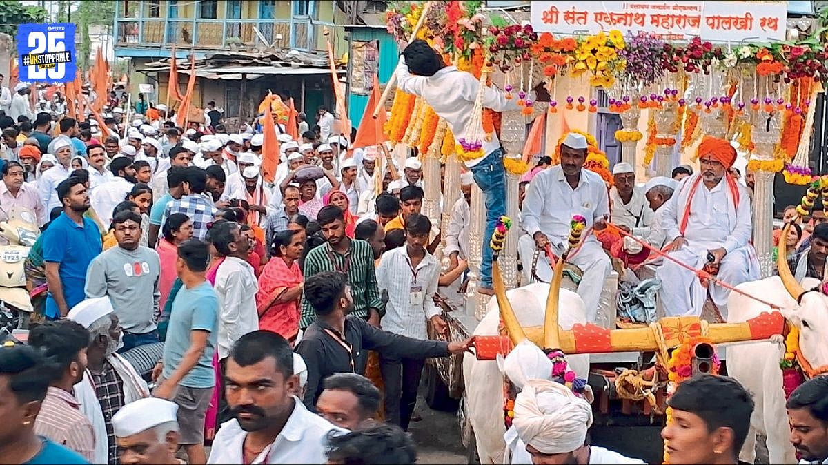 Ashadi Wari 2025: नाथांची पालखी येताच आतषबाजी; परंड्यात भक्तिभावात ...