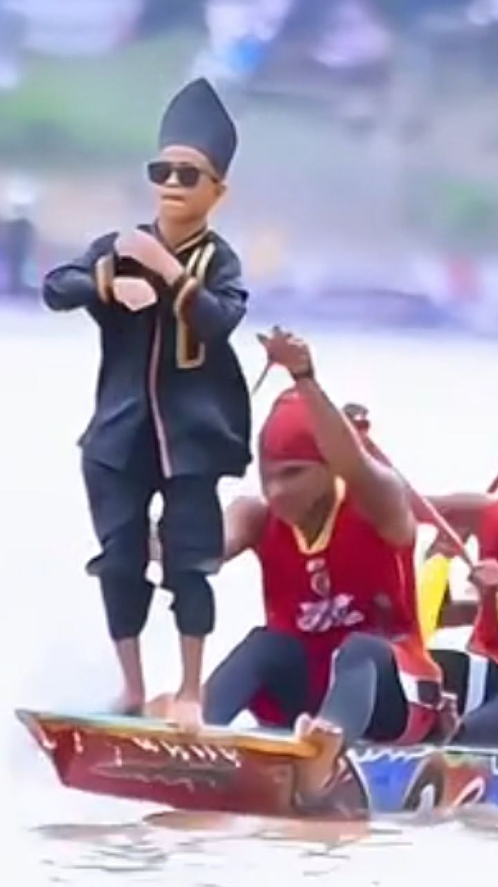 Who is boy sitting at front of boat | बोटीच्या पुढच्या बाजूला बसलेला ...