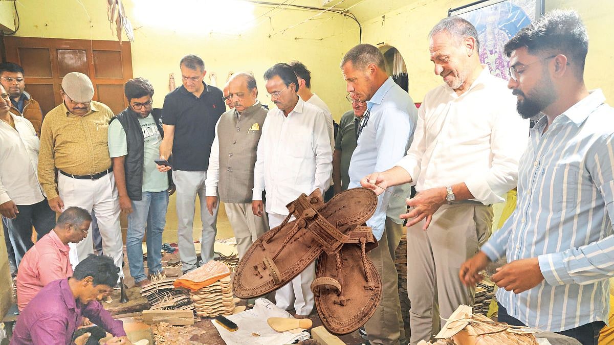 Kolhapur Chappal Prada : ‘प्राडा’ची टेक्निकल टीम कोल्हापुरी पायतान बघून ...