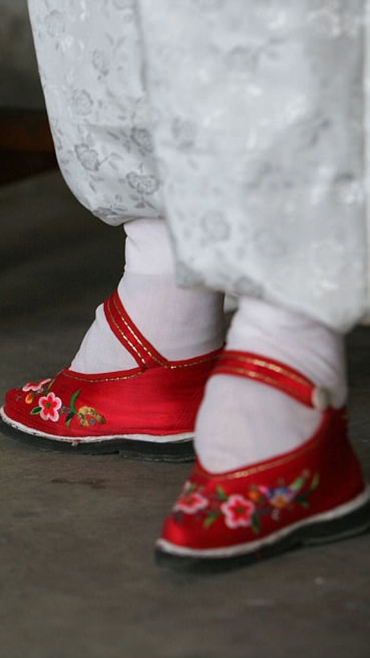 Why was practice of foot binding banned? | फुट बाइंडिंग प्रथेवर बंदी का ...