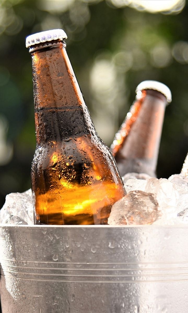 What is reason why beer bottles are green or brown in color? | बिअरच्या ...