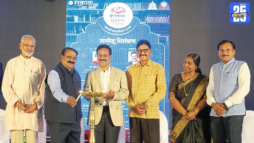 सकाळ पुस्तक महोत्सव: वाचनसंस्कृतीचा जयघोष ग्रंथदिंडीतून. Sakal Book ...