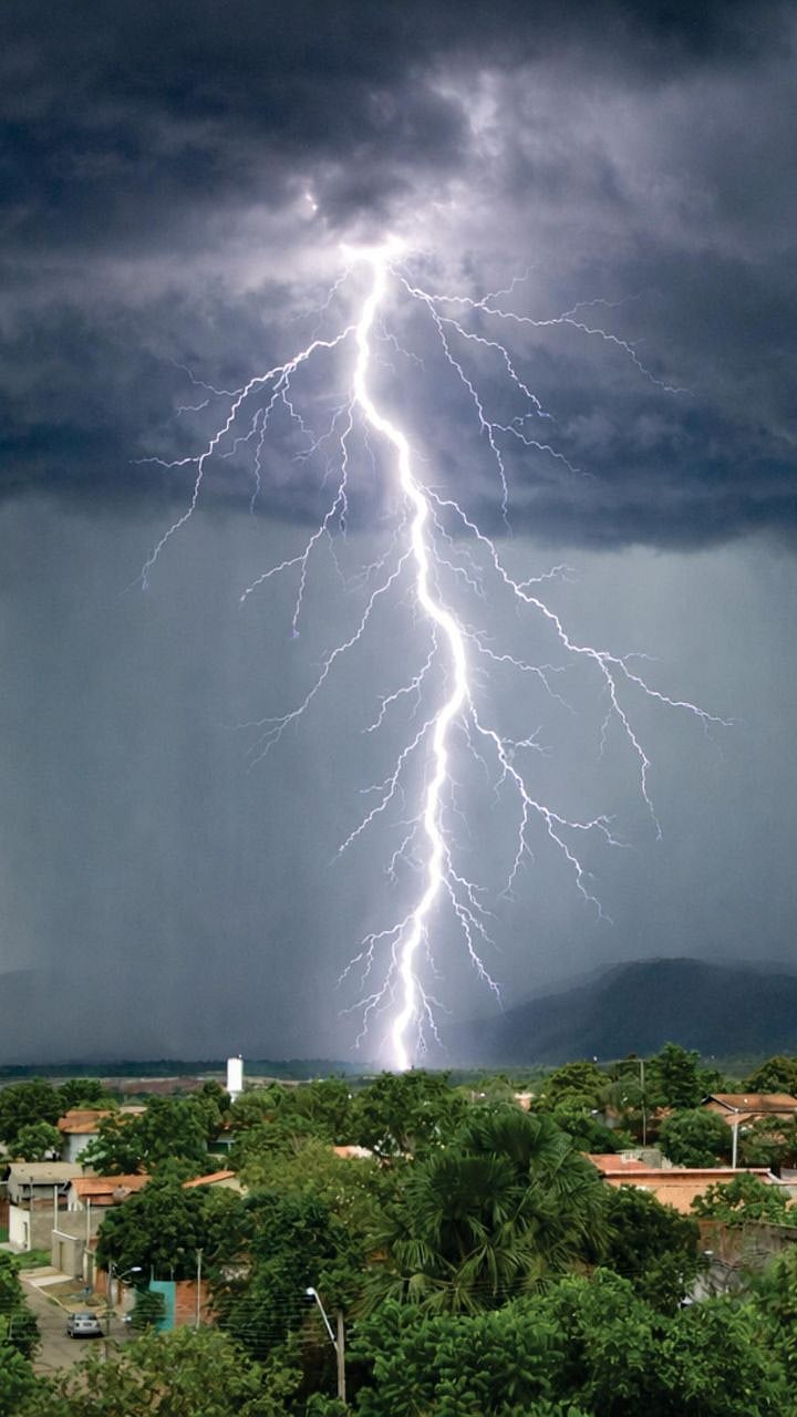 What causes lightning strike in zig-zag pattern | वीज झिग-झॅग पद्धतीने ...