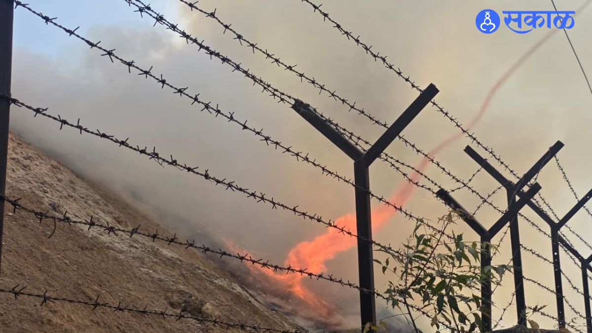 Patas Sugar Factory पाटस साखर कारखान्यात बगॅसला भीषण आग ट्रक जळून खाक ...