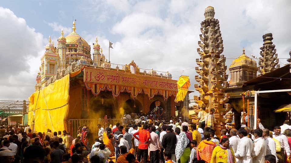 Jejuri Gad: जेजुरीगडावर रंगला मर्दानी दसरा; सोहळा पाहण्यासाठी हजारो ...