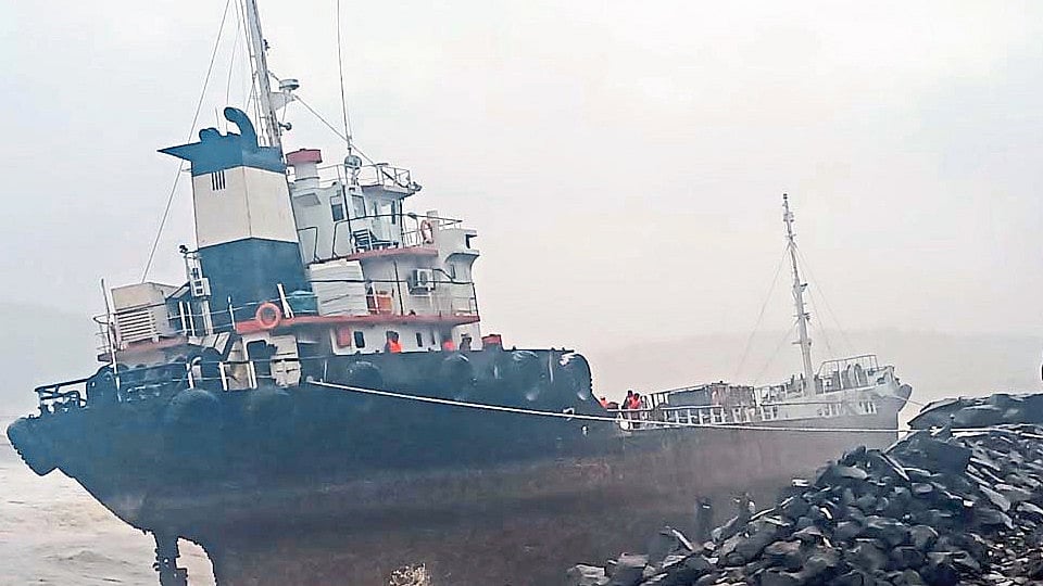 अद्याप मिऱ्यातील ते जहाज `जैसे थे`; यांनी दिला चार दिवसांचा अल्टिमेटम