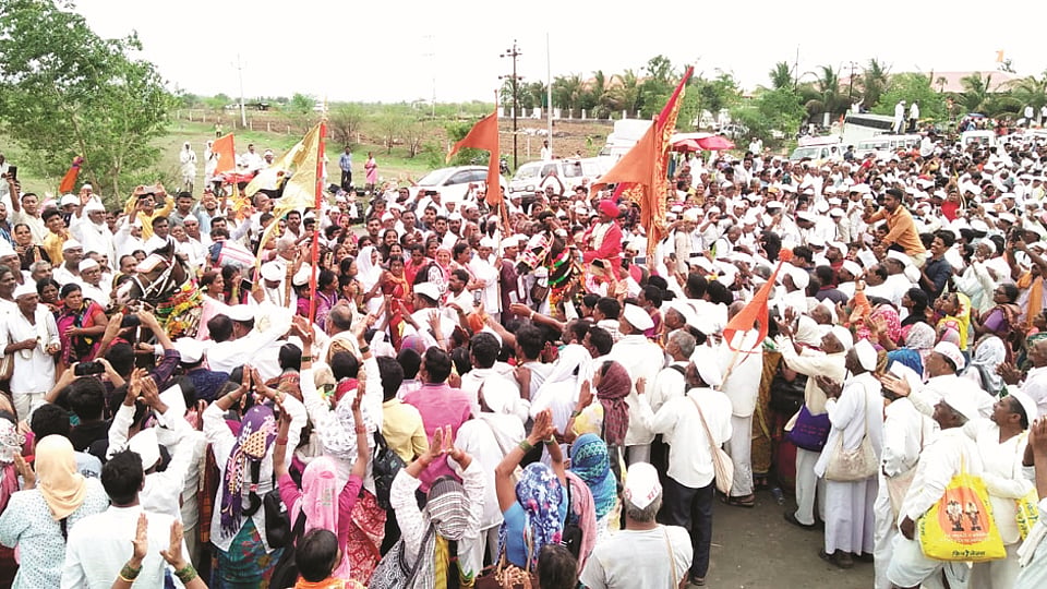 wari 2019 : वैष्णवांच्या मेळ्यात अश्‍वांची दौड!