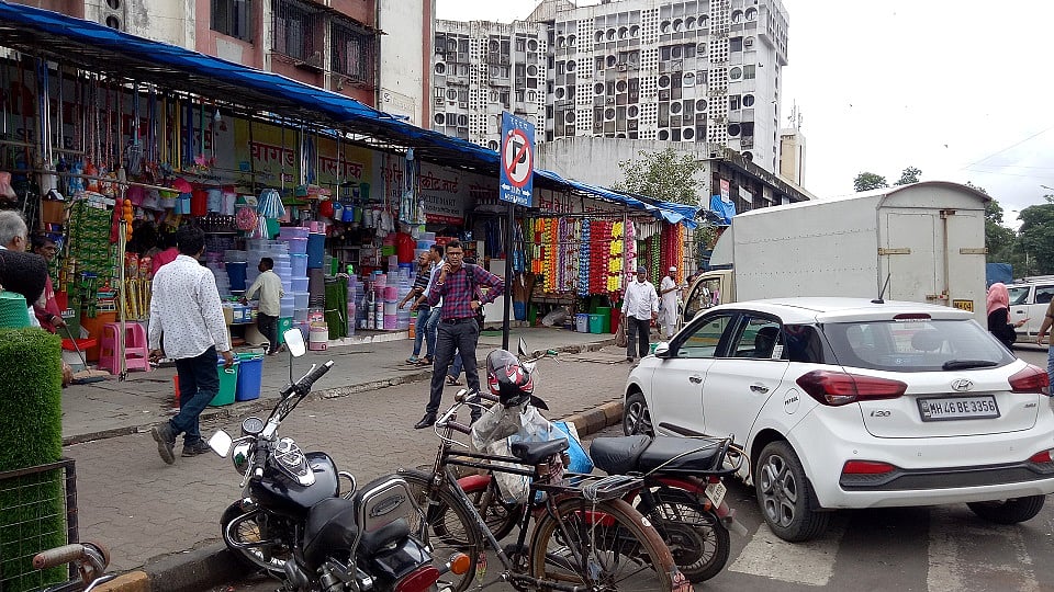 माथाडी भवनला पार्किंगचा विळखा