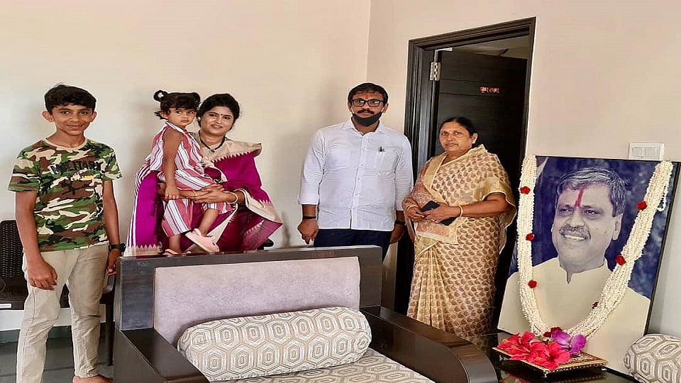 भाजपच्या या आमदाराची कोरोनावर मात, कुटुंबियांकडून पुष्पवृष्टीने स्वागत
