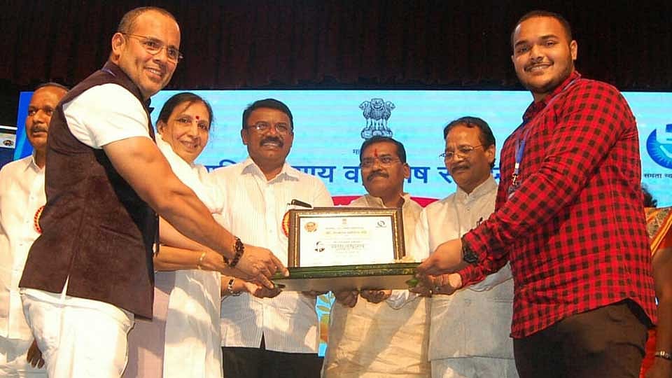 साकीब गोरे यांचा समाजभूषण पुरस्काराने गौरव