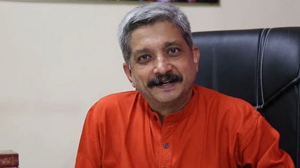 गांधींवर टीका केली अन् योगेश सोमणांना पाठविले सक्तीच्या रजेवर