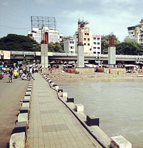 भिडे पुलावर लोखंडी कठडे आवश्यक