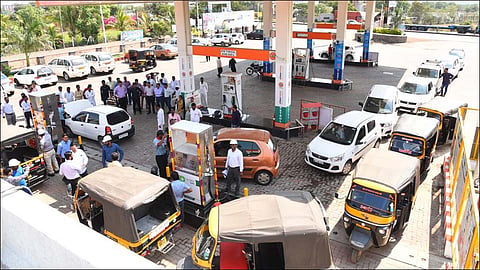 Fuel Supply : इंधनाचा पुरवठा विस्कळित; शहरातील पेट्रोल पंपांवर गर्दी ...