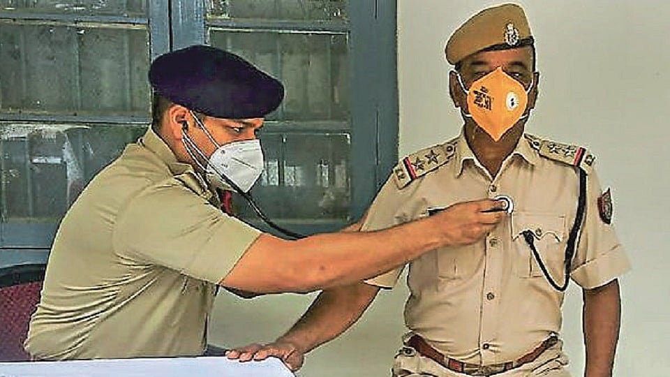 सलाम! रुग्णसेवेसाठी धावला वर्दीतला डॉक्टर; पोलिस अधीक्षकाने जिंकली मने