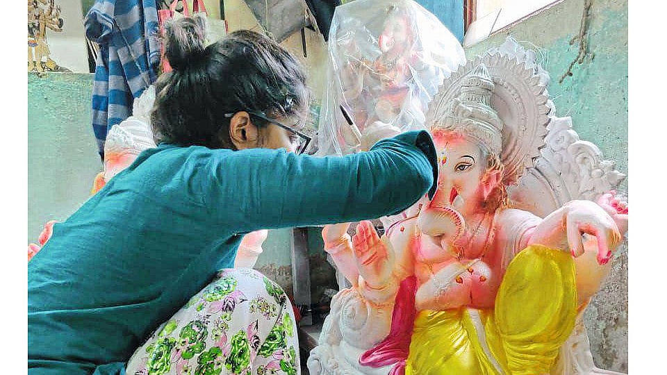 आर्थिक कमाईपेक्षा समाधानास महत्त्व देत रेवडेकर भगिनींनी जोपासलाय ...