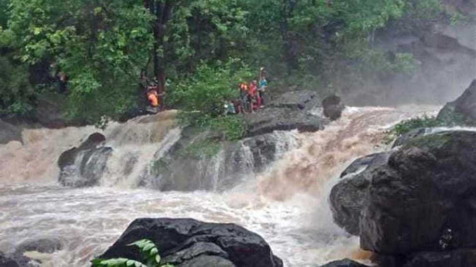 चिंचोटी धबधबा परिसरात पर्यटक अडकले