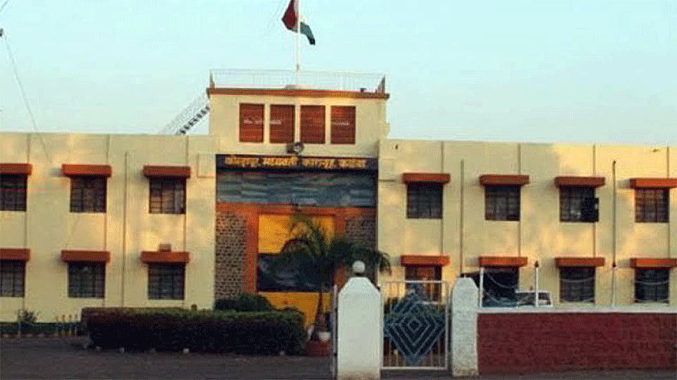 धक्कादायक ! अधिकारीच करतात गुन्हेगारांना मदत